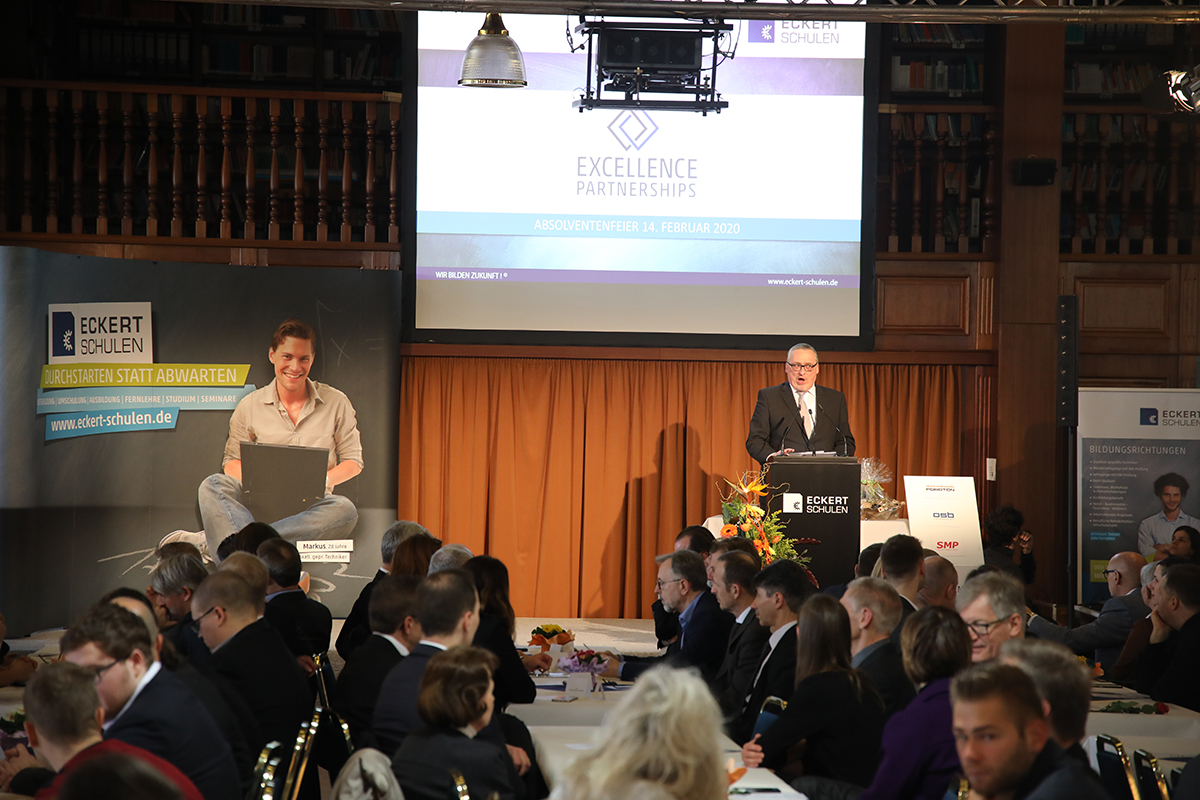 232 neue Experten für die Industrie: Absolventenfeier an den Eckert Schulen