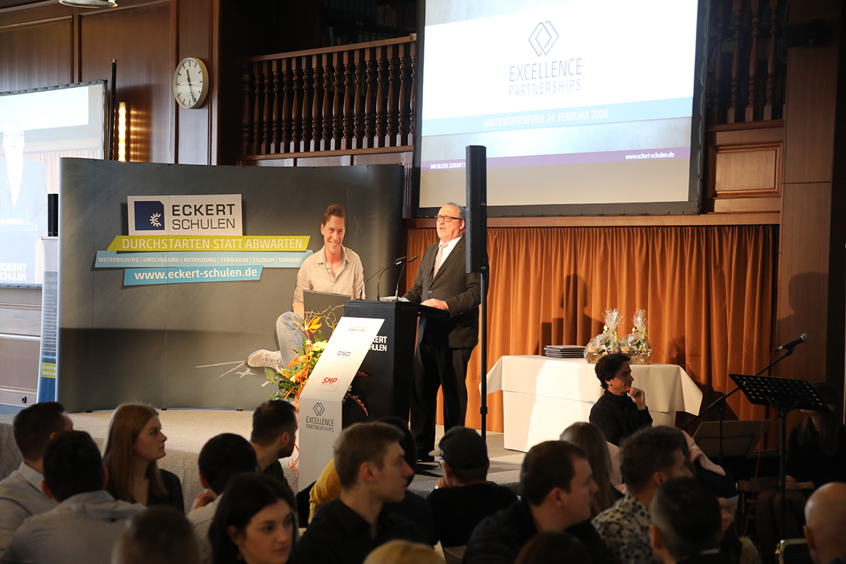 232 neue Experten für die Industrie: Absolventenfeier an den Eckert Schulen